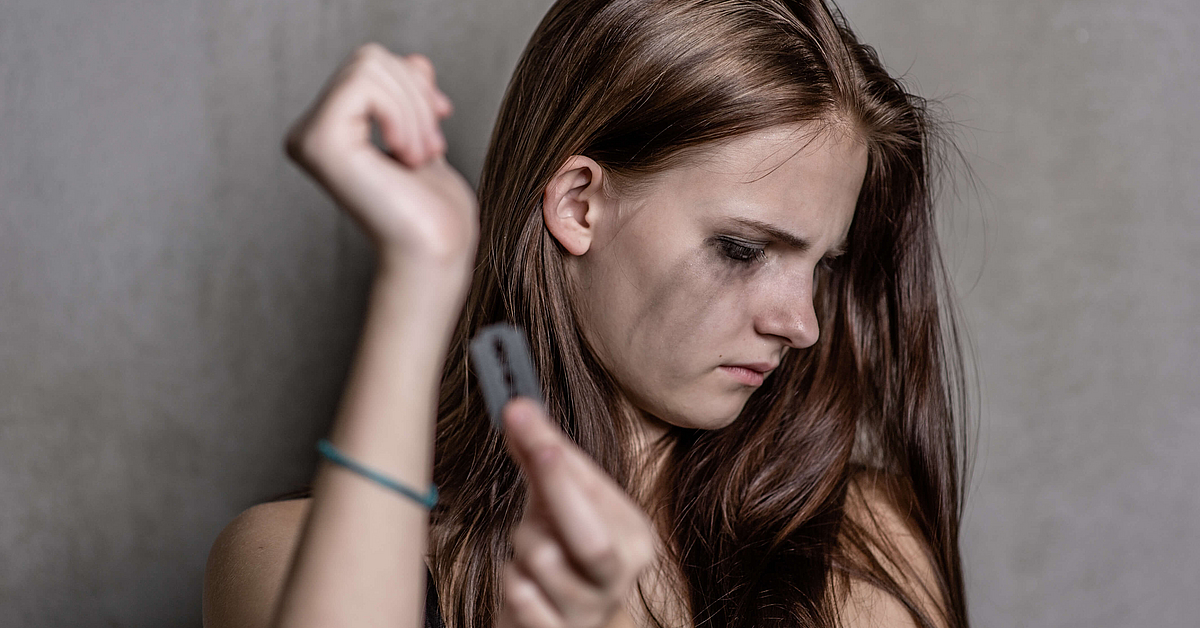 Ritzen - Selbstverletzung zeigt seelische Belastungen | mhplus Krankenkasse