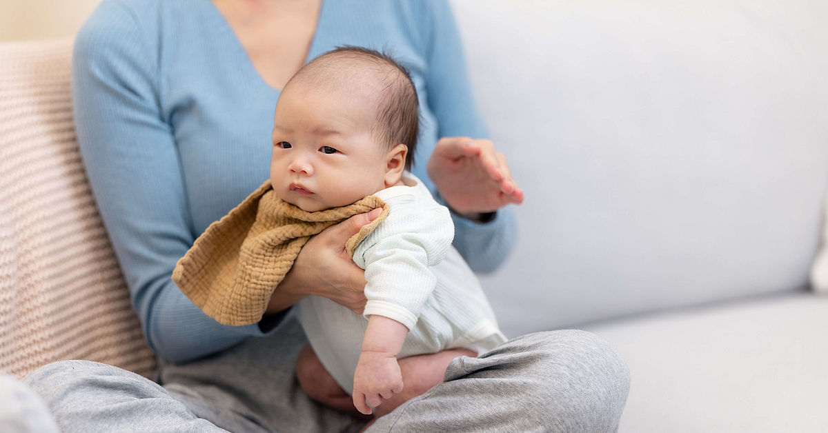 Schluckauf beim Neugeborenen: Ursachen & Tipps | mhplus Krankenkasse